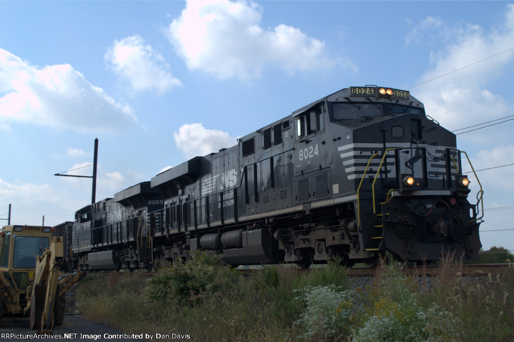 NS ES44AC 8024 leads 512